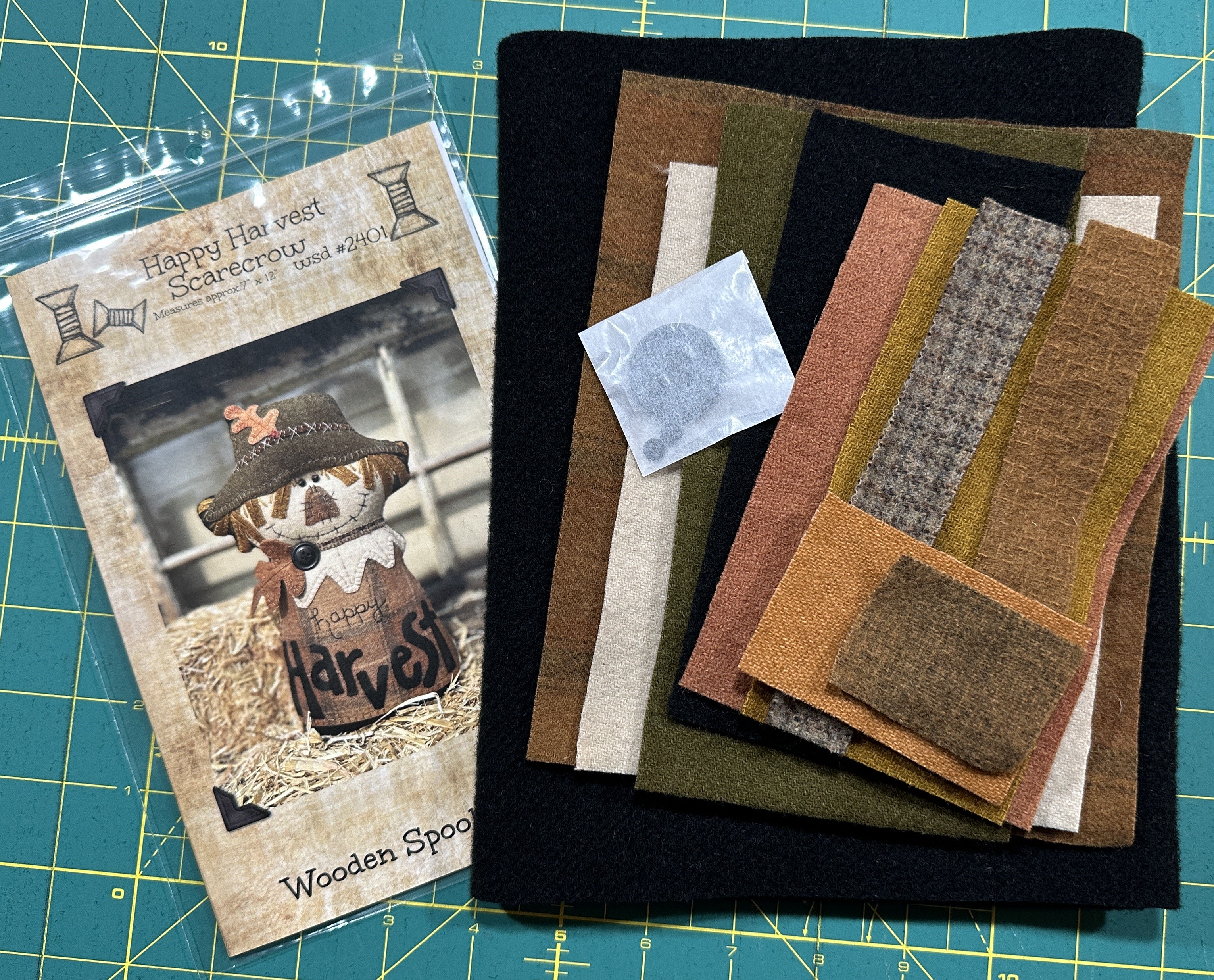 #2401 Happy Harvest Scarecrow Kit with Pattern – Wooden Spool Designs