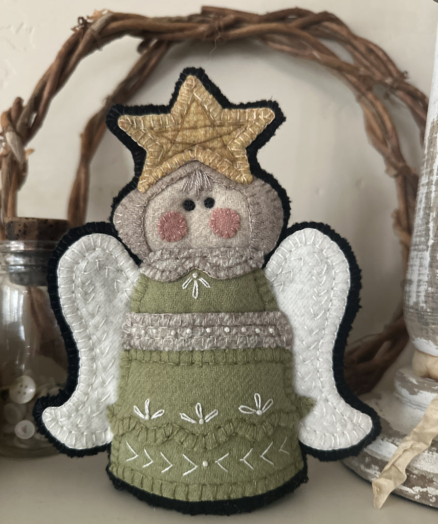 #2510 Christmas Angel Shelf Sitter Pattern – Wooden Spool Designs